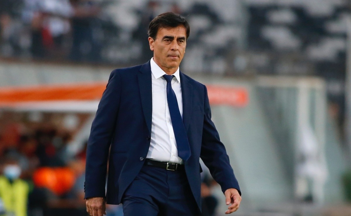 Gustavo Quinteros pidió tres refuerzos a la directiva de Colo Colo