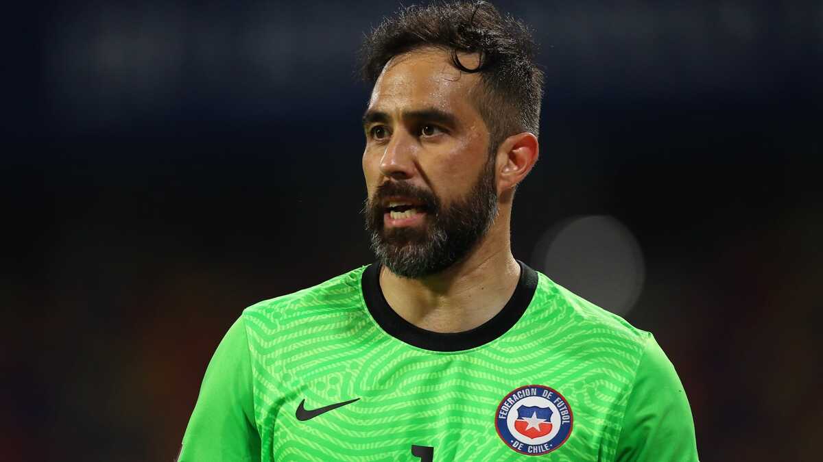 Claudio Bravo arremete contra periodista que criticó su ausencia en La Roja