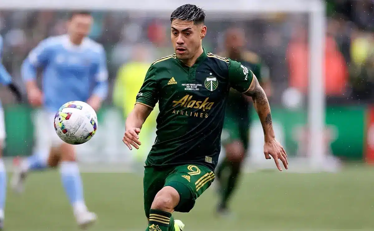 Todo un crack: Felipe Mora donó cuatro casas para los afectados de ...